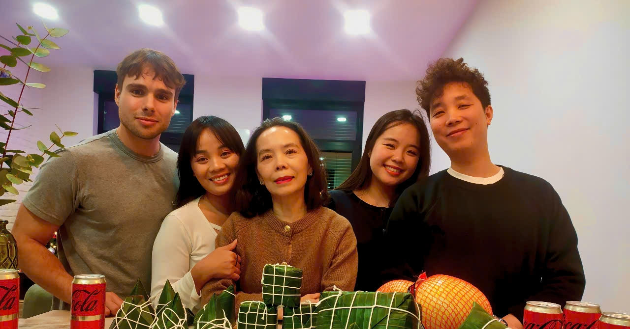 Chàng rể Tây bất ngờ với tục xông đất, ao ước trải nghiệm Tết xưa