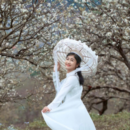 NSND Thu Hà nhan sắc trẻ trung và thần thái cuốn hút ở tuổi U60