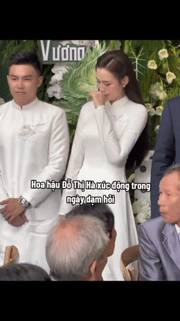 Cô dâu Đỗ Thị Hà khóc khi được mẹ trao vàng cưới