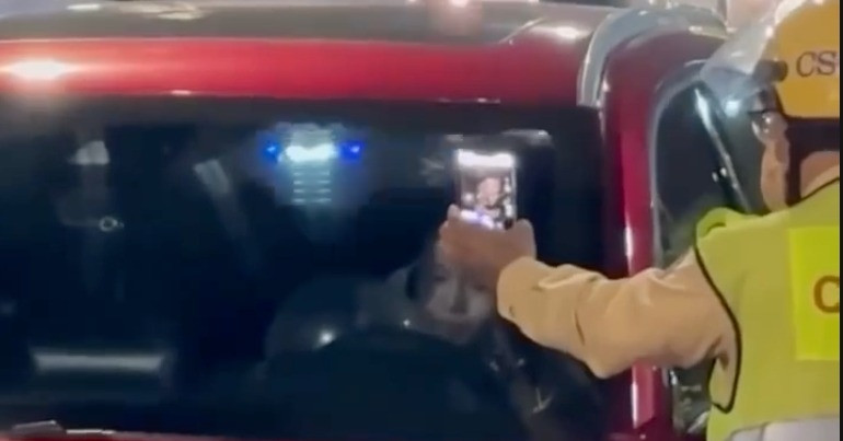 Danh tính nữ ca sĩ hút 'bóng cười' trong xe ô tô, nhả khói trước mặt CSGT