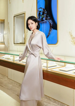 Song Hye Kyo lại gây bàn tán vì đi sự kiện với trang phục như đồ ngủ