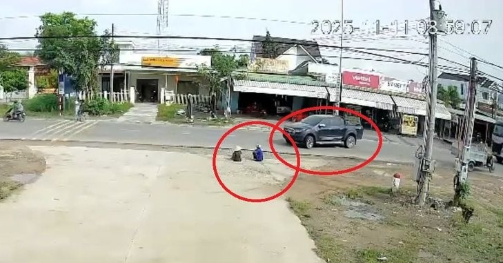 Clip ô tô cán 2 cụ già ngồi bên đường