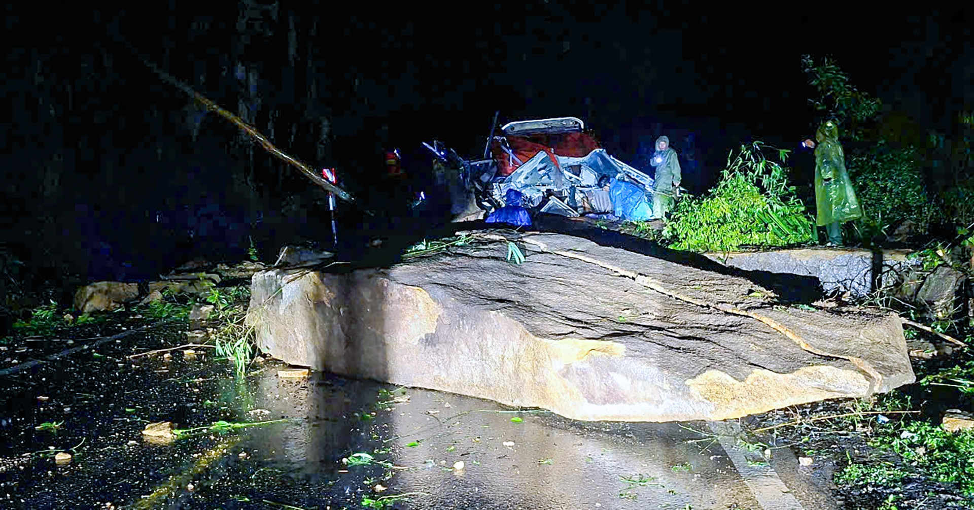 Còn hai thi thể kẹt trong ô tô khách bị sạt lở núi đè trên đèo ở Khánh Hòa