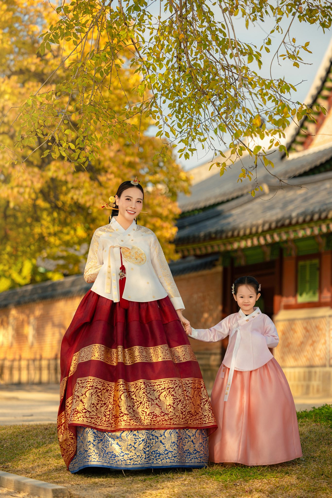 Bộ ảnh Đàm Thu Trang và hai con diện Hanbok 'đốn tim' cộng đồng mạng