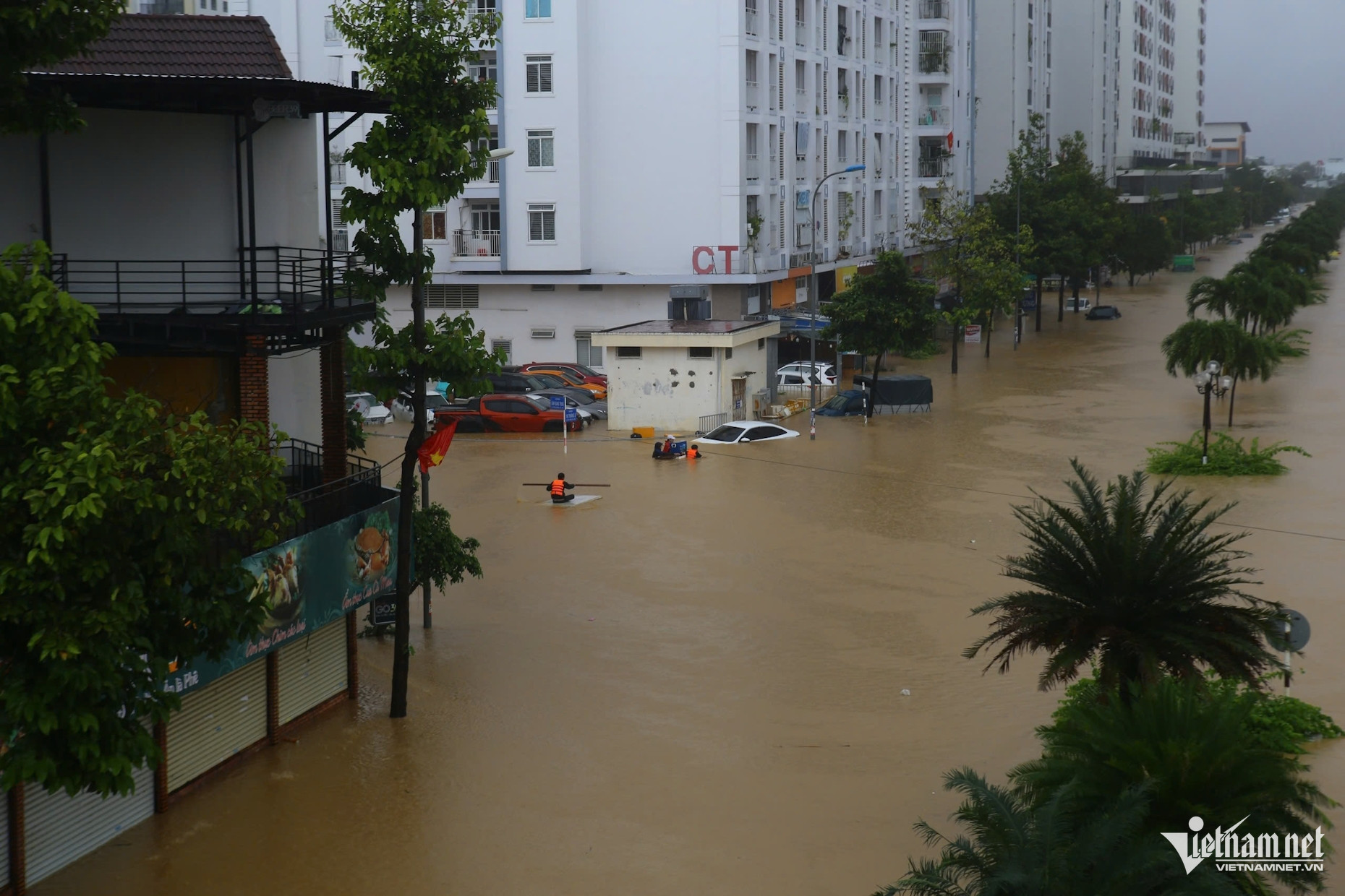 Hình ảnh thắt lòng ở Nha Trang: Hàng nghìn ô tô chìm trong nước lũ