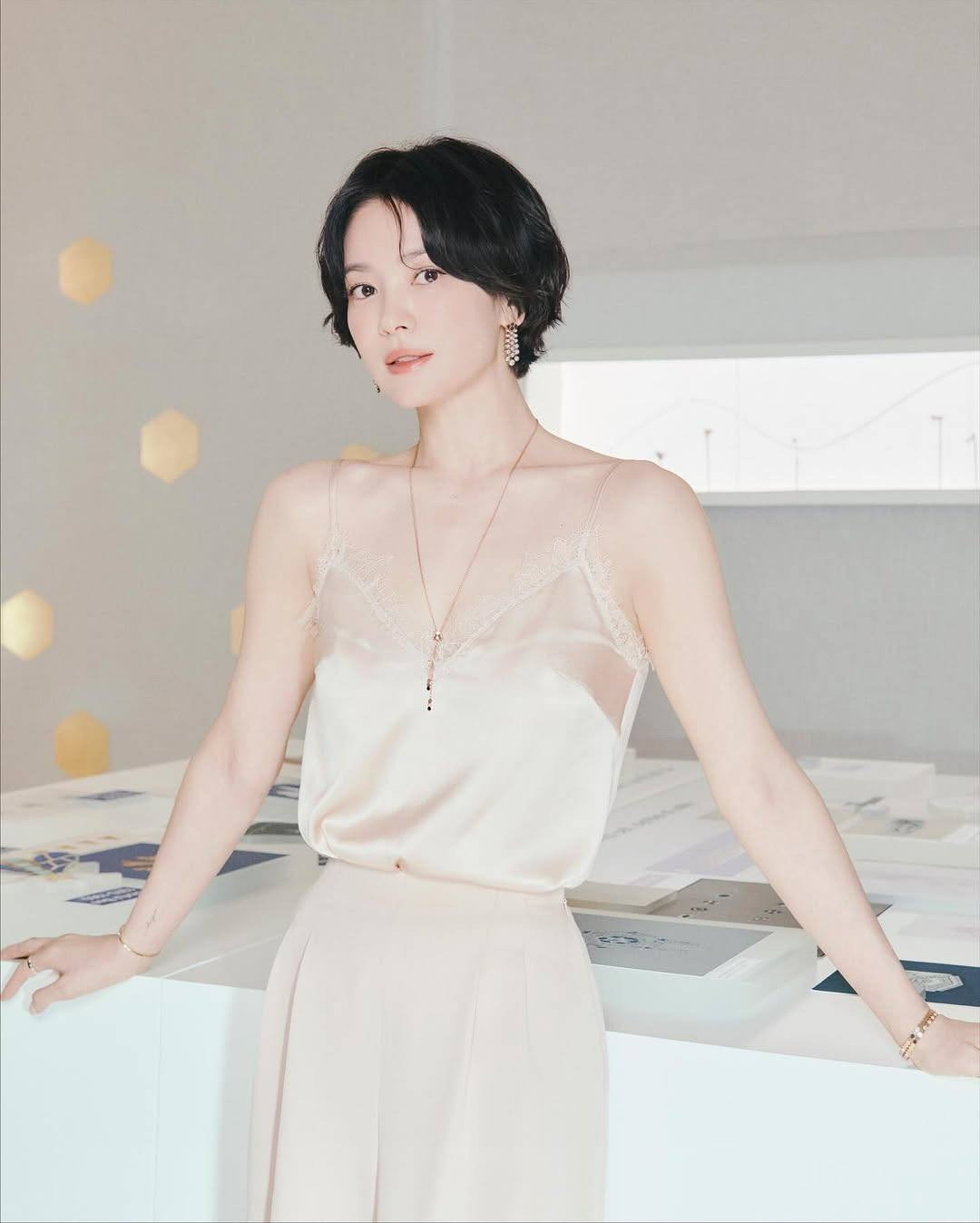 Soi nhan sắc lẫn phong cách thời trang của Song Hye Kyo và Son Ye Jin