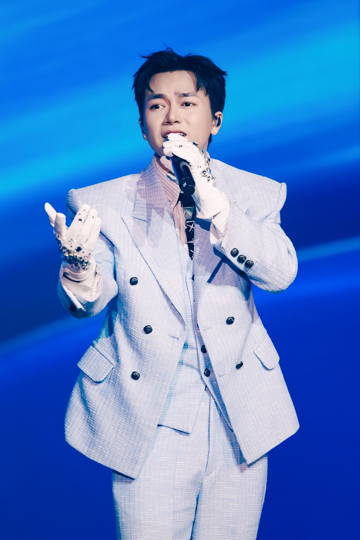 Hòa Minzy, Bùi Công Nam, Diệp Lâm Anh ủng hộ bà con bão lũ số tiền lớn