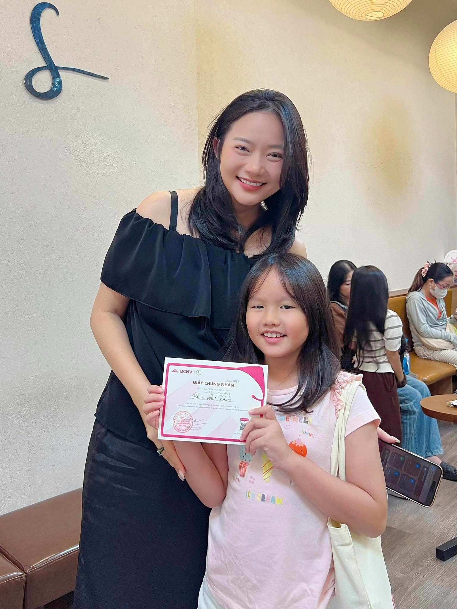 Diện mạo mới toanh của Phan Như Thảo sau khi cắt phăng tóc dài gây sốt