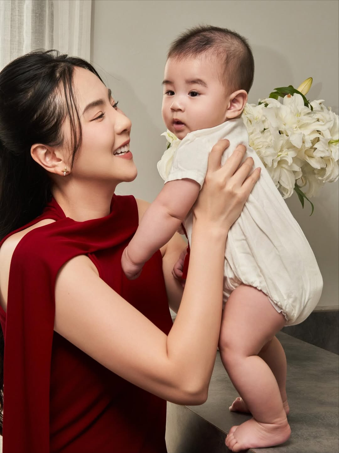 MC Mai Ngọc khoe bộ ảnh Giáng sinh cực yêu bên con trai đầu lòng