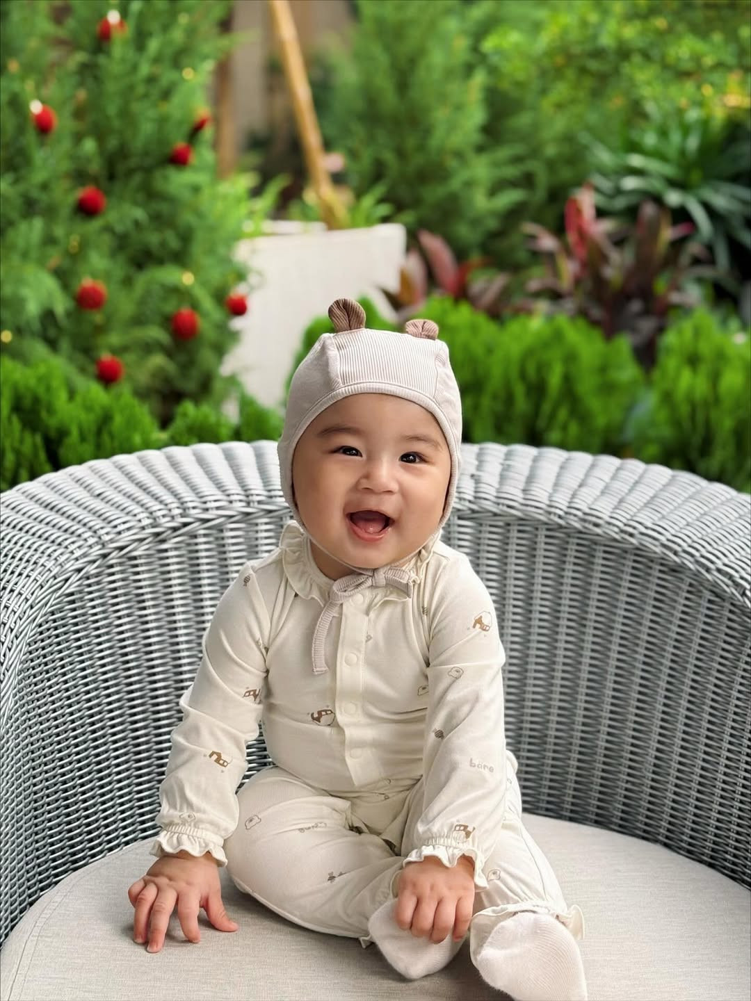 MC Mai Ngọc khoe bộ ảnh Giáng sinh cực yêu bên con trai đầu lòng