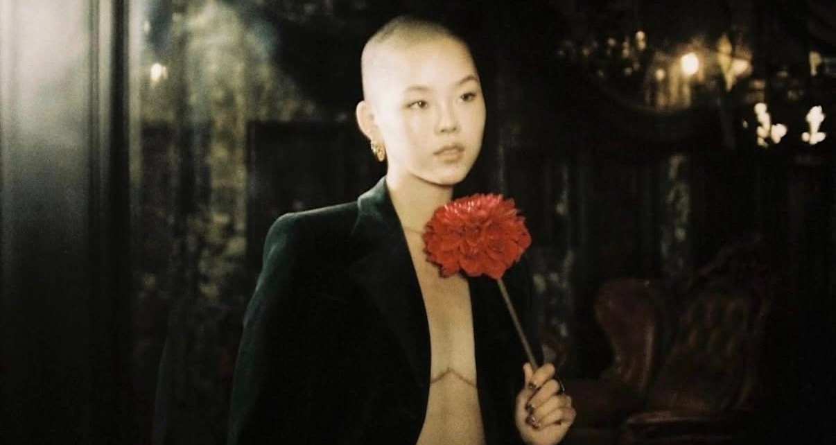 Nữ idol come out gây sốc ngay sinh nhật tuổi 20, còn phẫu thuật cắt vòng 1