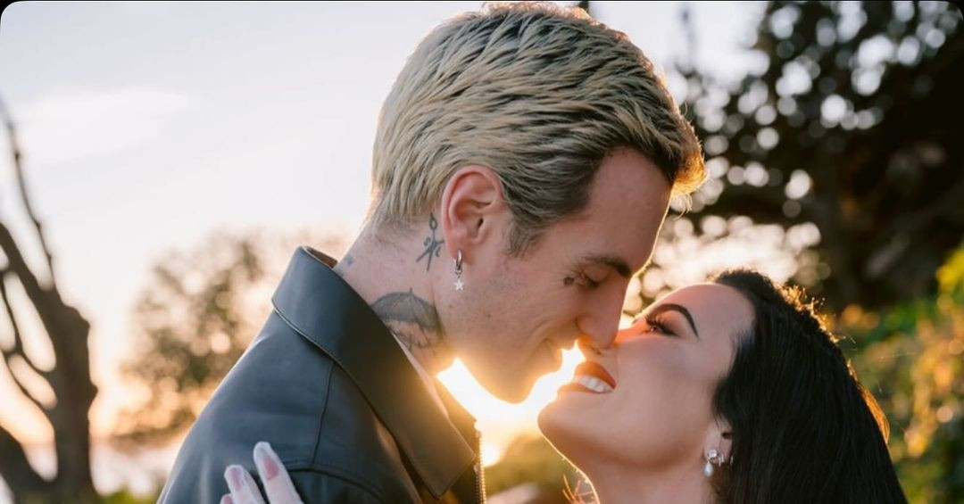 Meghan hôn Harry, ông Obama bác tin ly hôn ngày Valentine