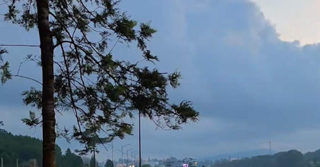 Con dốc ở Đà Lạt bất ngờ gây sốt, khách đông từ bình minh tới hoàng hôn