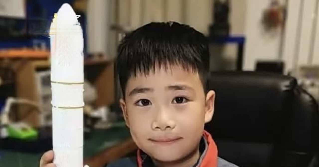 Nghiêm Hoằng Sâm được mời giảng dạy khi mới 9 tuổi, chế tạo tên lửa tuổi 11