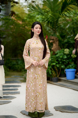 Chu Thanh Huyền gây chú ý với nhan sắc gái một con trong loạt ảnh du xuân