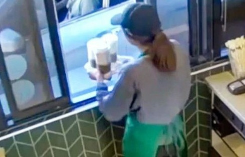 Được bồi thường 50 triệu USD vì bị đổ trà nóng lên người