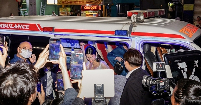 Truy tìm xe cứu thương hú còi inh ỏi chở nghệ sĩ tới thảm đỏ ở TPHCM