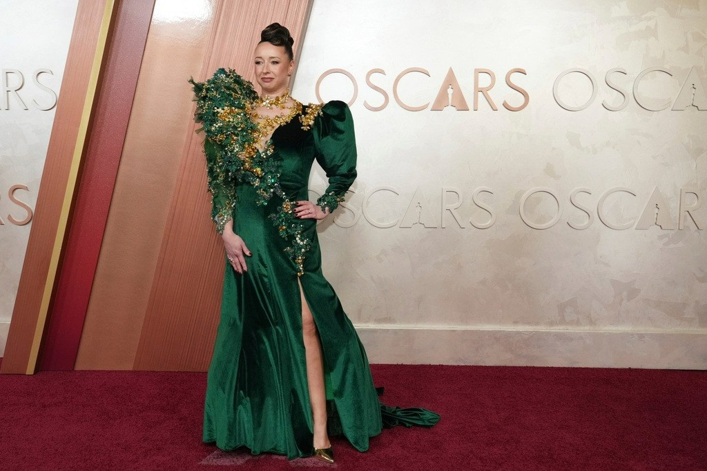 Lisa mặc xấu nhất Oscar 2025, một nữ ca sĩ bị ví như trùm chăn