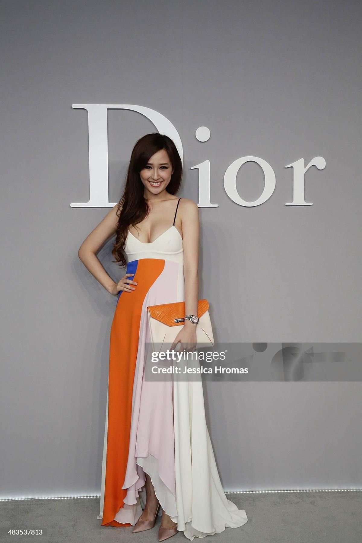 Mai Phương Thúy ăn Mày Quá Khứ Khoe đôi Gò Bồng đảo đốt Mắt ở Show Dior