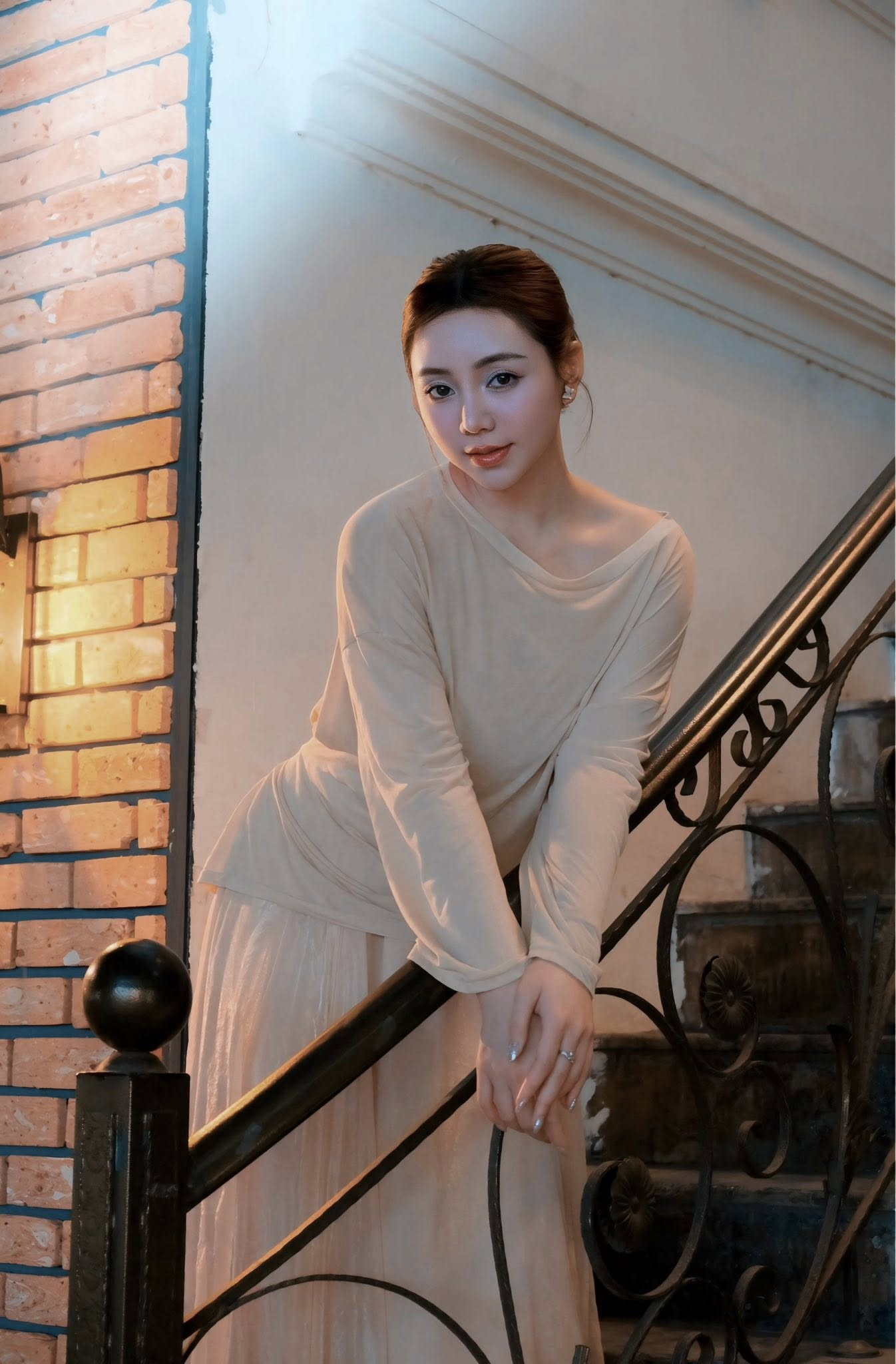 Quỳnh Kool diện áo mỏng tang khoe xương quai xanh quyến rũ