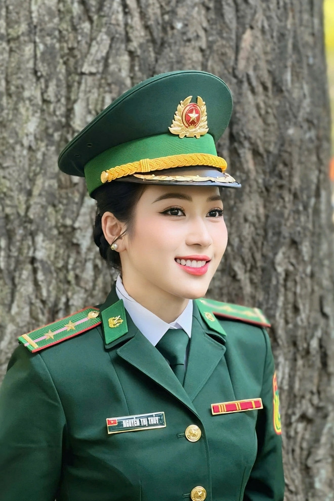 Nữ Trung úy xinh không kém hoa hậu gây sốt ở Dinh Độc Lập là ai?