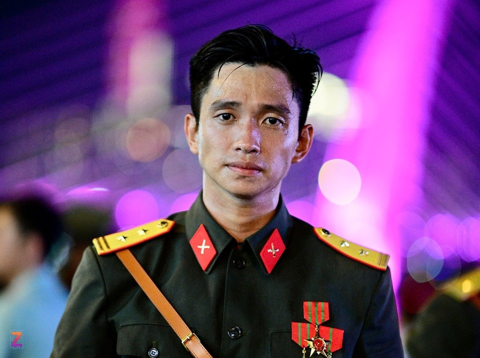 Ảnh nhìn không chán của quân nhân nổi khắp MXH với clip 3 giây bước xuống ô tô