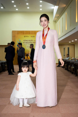 Cưng xỉu khoảnh khắc Đỗ Mỹ Linh bên chồng đại gia phiên bản mini