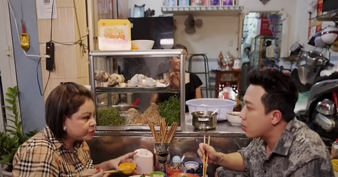 Theo chân Trấn Thành thưởng thức bún mắm trong hẻm giá 130.000 đồng nức tiếng