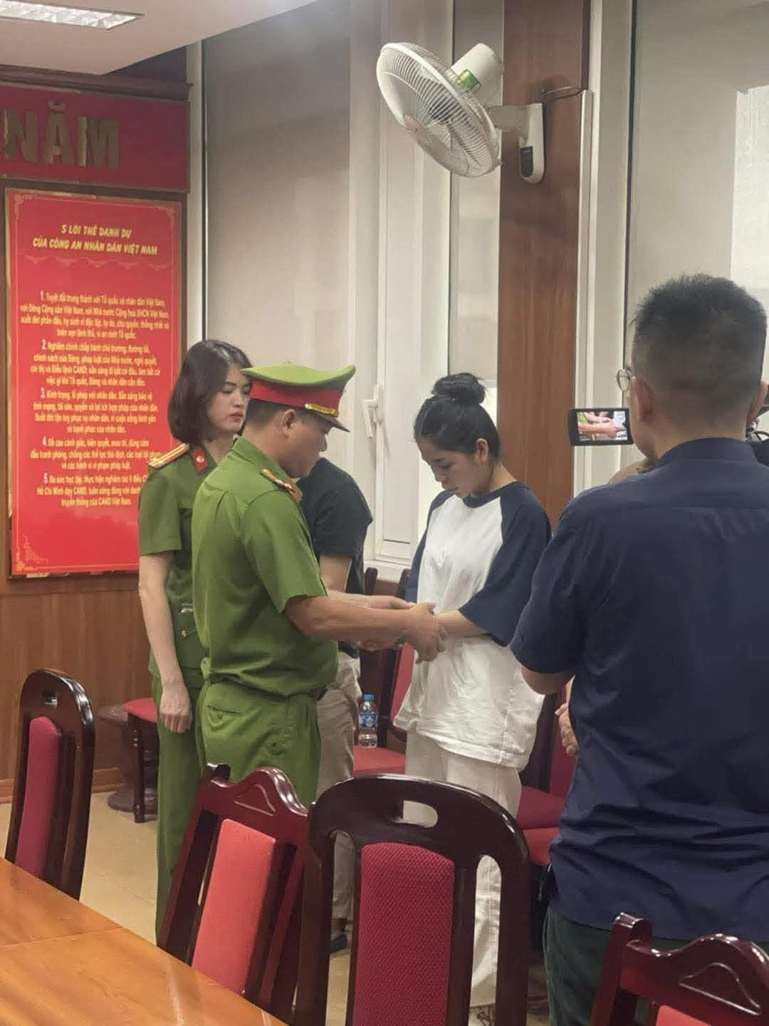 Quang Linh Vlogs, Hằng Du Mục thu bao nhiêu tiền khi bán 135.000 hộp kẹo Kera?