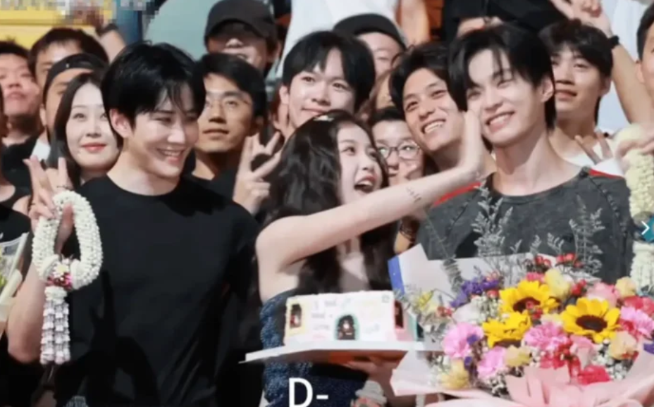 Ngu Thư Hân gây tranh cãi khi đổ nước lên đầu đạo diễn