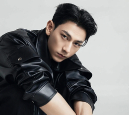 ISAAC sải bước giữa làn mưa trắng xoá với thần thái ngút ngàn gây sốt