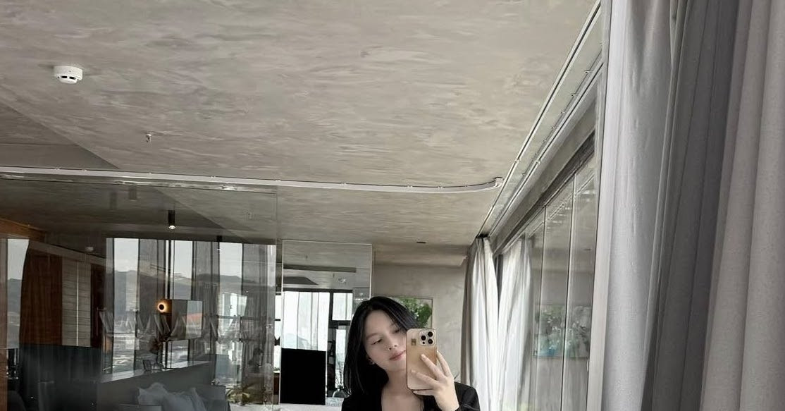 Tủ đồ 2 màu đen trắng của vợ cầu thủ Nguyễn Thành Chung: Đơn giản mà sang