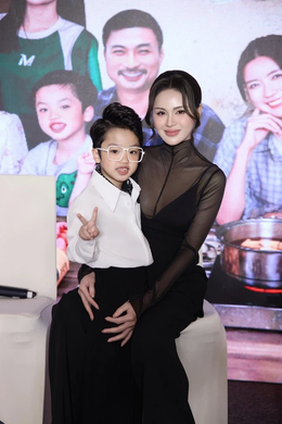 Không nhận ra Lương Thu Trang với gương mặt đơ cứng như các tỷ tỷ xứ Trung