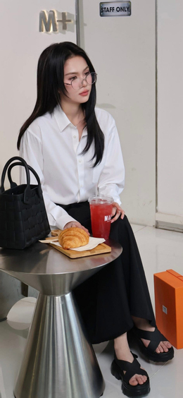 Ngọc Trinh diện sơ mi trắng kết hợp chân váy đen đơn giản lại được khen nức nở