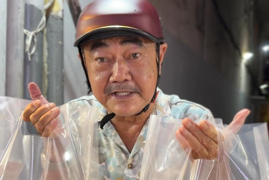 NSND Việt Anh U70 vẫn tự đi ship đồ ăn, bạn gái kém 36 tuổi hết lòng ủng hộ