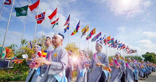 Dòng người nhích từng chút một chờ được chiêm bái xá lợi Đức Phật một lần