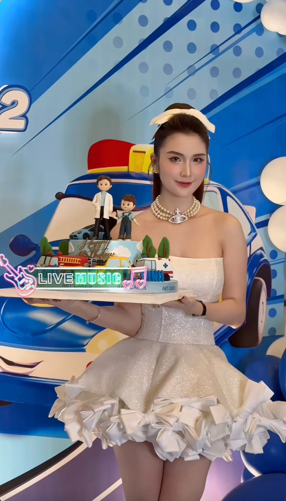 Ngọc Loan Trần - người đẹp 9X đang gây xôn xao khắp mạng xã hội là ai?