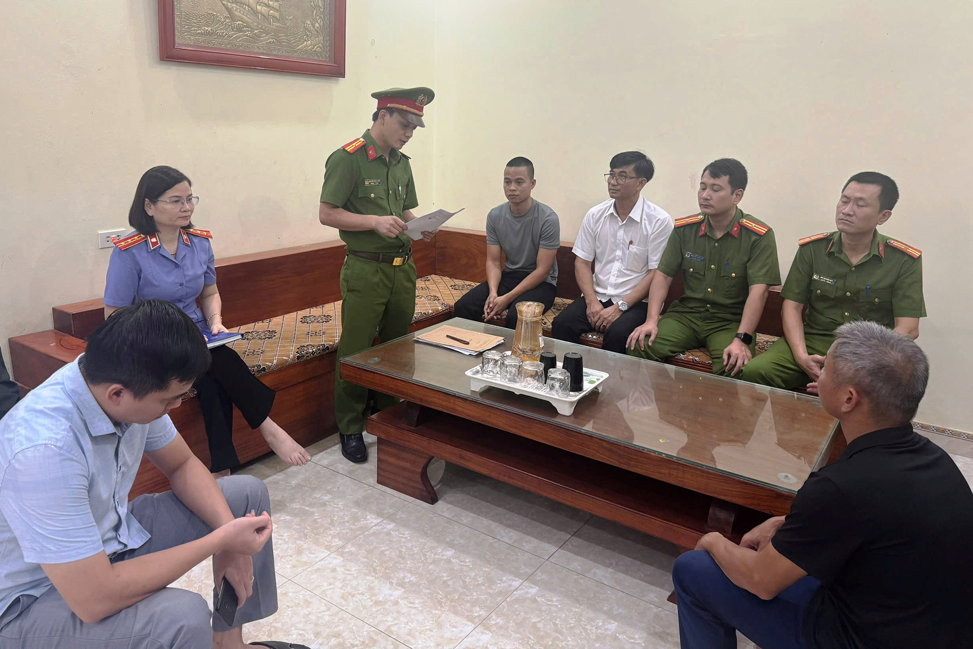 Hình ảnh cảnh sát khám xét kho hàng của chủ kênh TikTok Gia đình Hải Sen