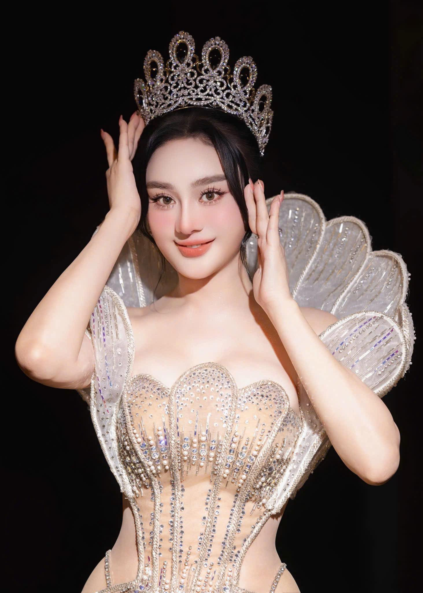 Sau 7749 lần dao kéo, Lâm Khánh Chi tiếp tục sang Trung Quốc trùng tu nhan sắc