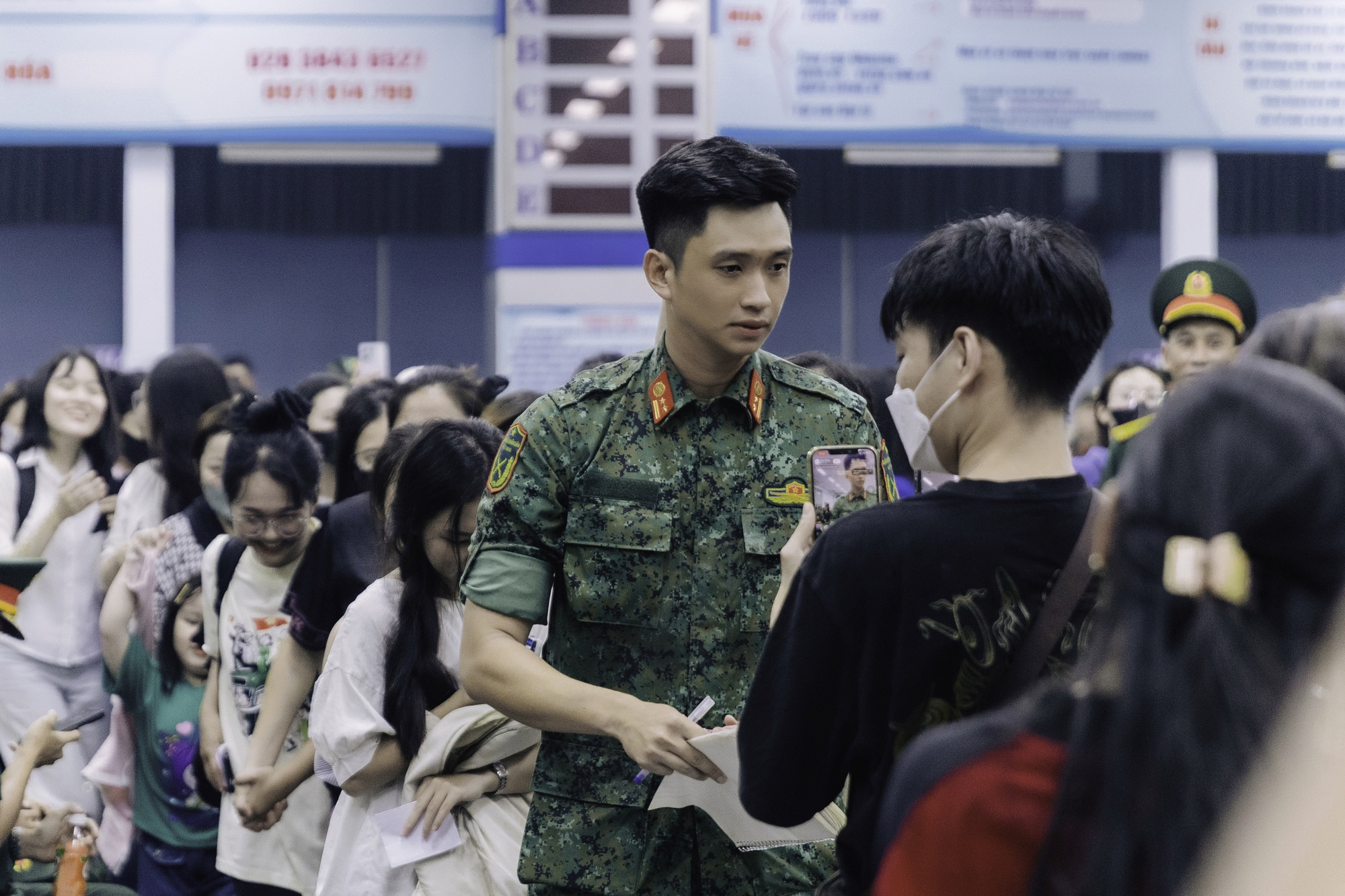 Loạt ảnh mới nhất của chiến sĩ Lê Hoàng Hiệp tiếp tục dậy sóng MXH