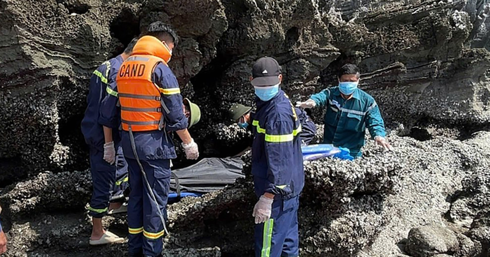 Vụ con trai đứng trên bãi cát chờ bố trong đêm: Tìm thấy thi thể nạn nhân