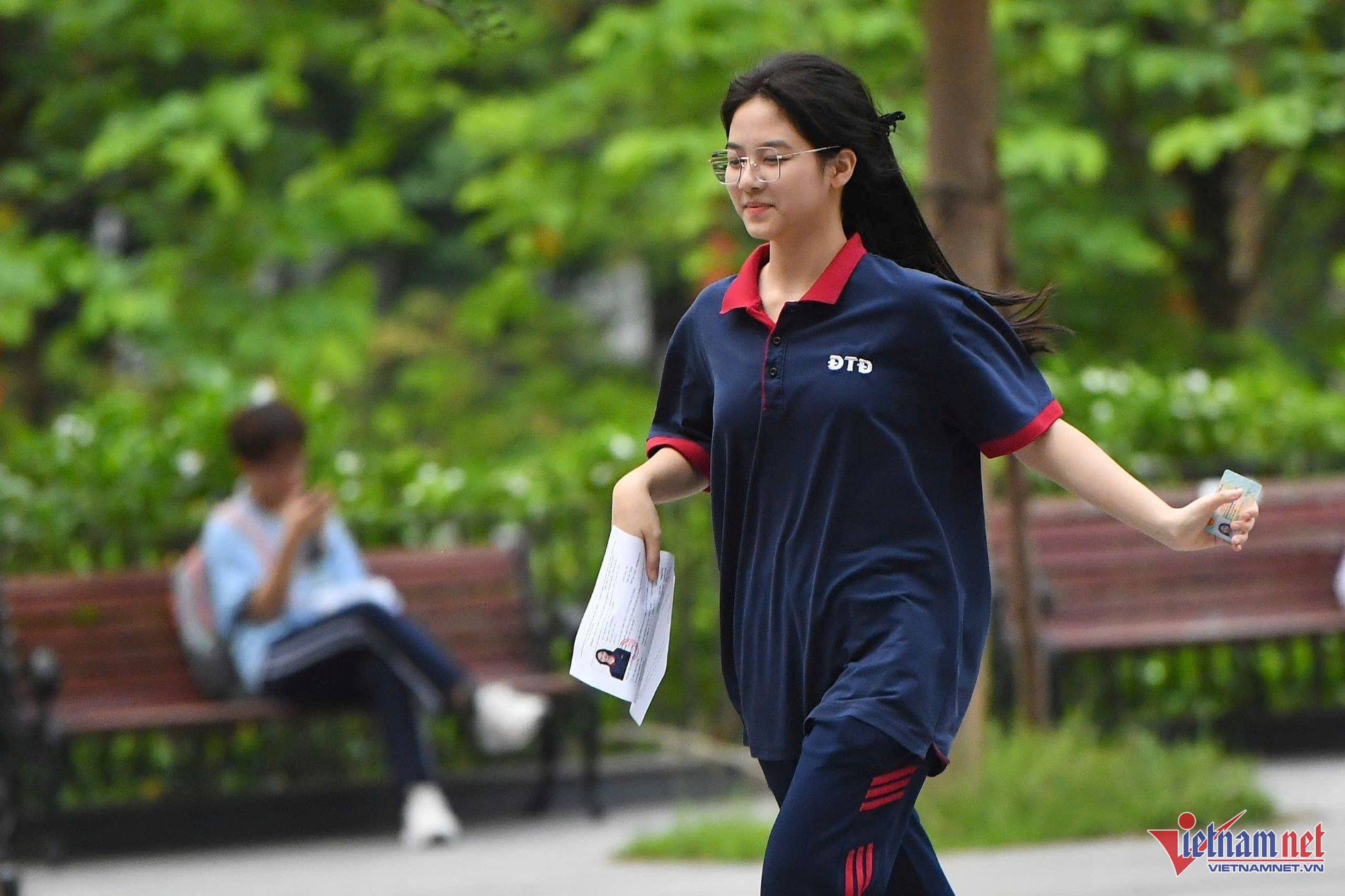 Phụ huynh Hà Nội lòng như lửa đốt chờ điểm thi lớp 10 của con