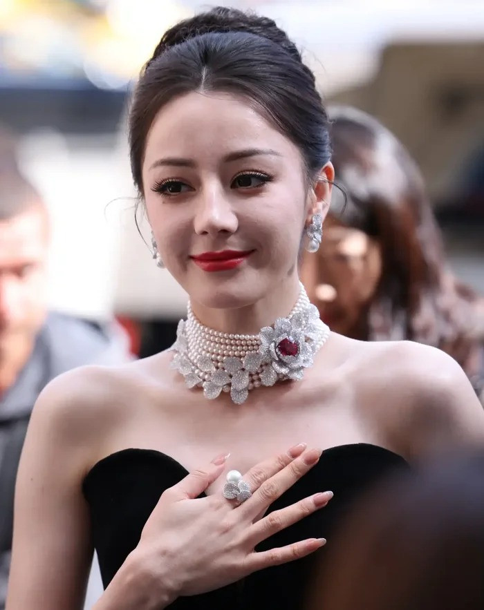 Địch Lệ Nhiệt Ba lộ làn da sần sùi, chi chít khuyết điểm qua cam thường