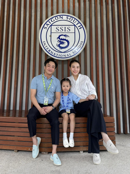 Vợ chồng Cường Đô La Đàm Thu Trang lên đồ đậm mùi tiền đưa ái nữ Suchin đi học