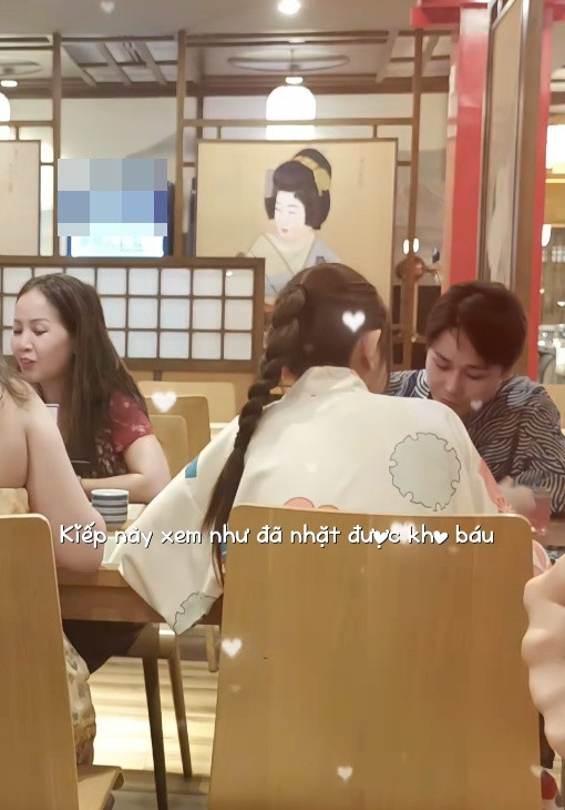 HOT: Tóm dính Bích Phương đi du lịch cùng Tăng Duy Tân, có cả mẹ đàng gái