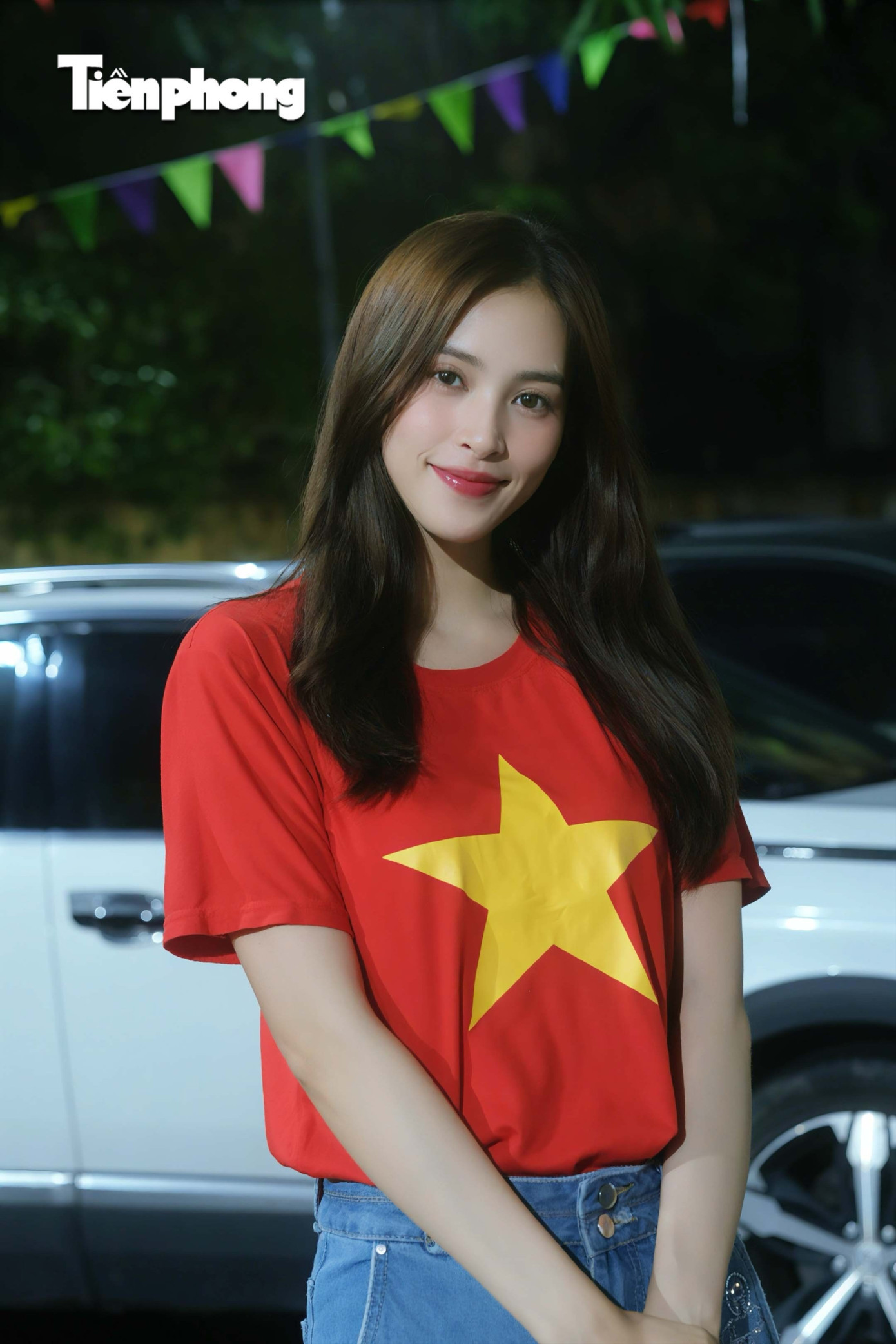 Hoa hậu Tiểu Vy, Hà Trúc Linh, Lương Thùy Linh hòa vào dòng người diễu hành