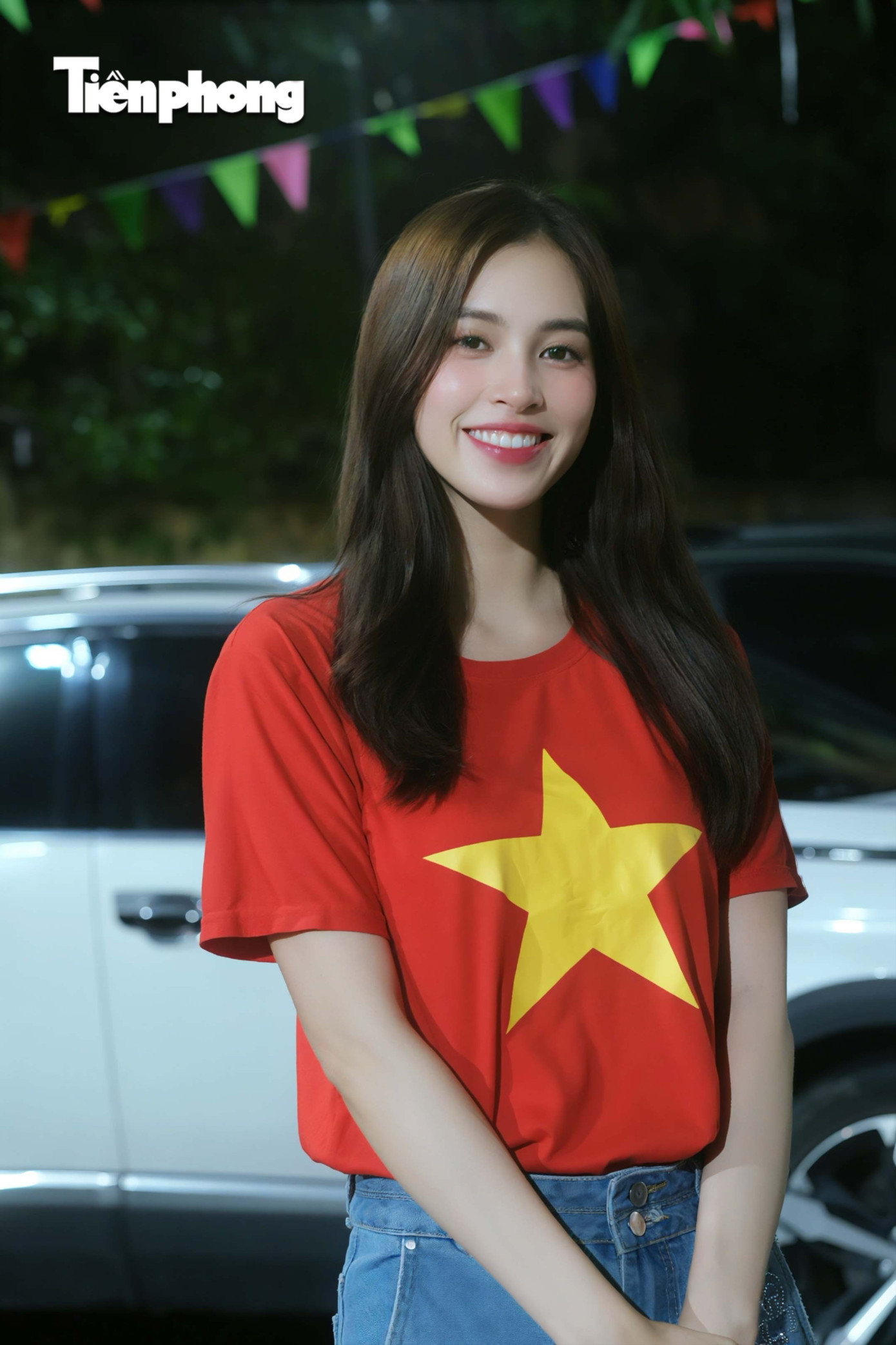 Hoa hậu Tiểu Vy, Hà Trúc Linh, Lương Thùy Linh hòa vào dòng người diễu hành