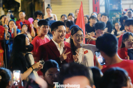 Người dân hò reo khi gặp 200 nghệ sĩ lúc 3h sáng ở phố Quán Thánh