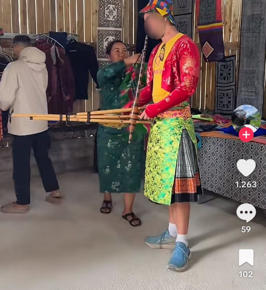 Tranh cãi nam du khách nước ngoài mặc váy đồng bào Mông, quay video giải trí