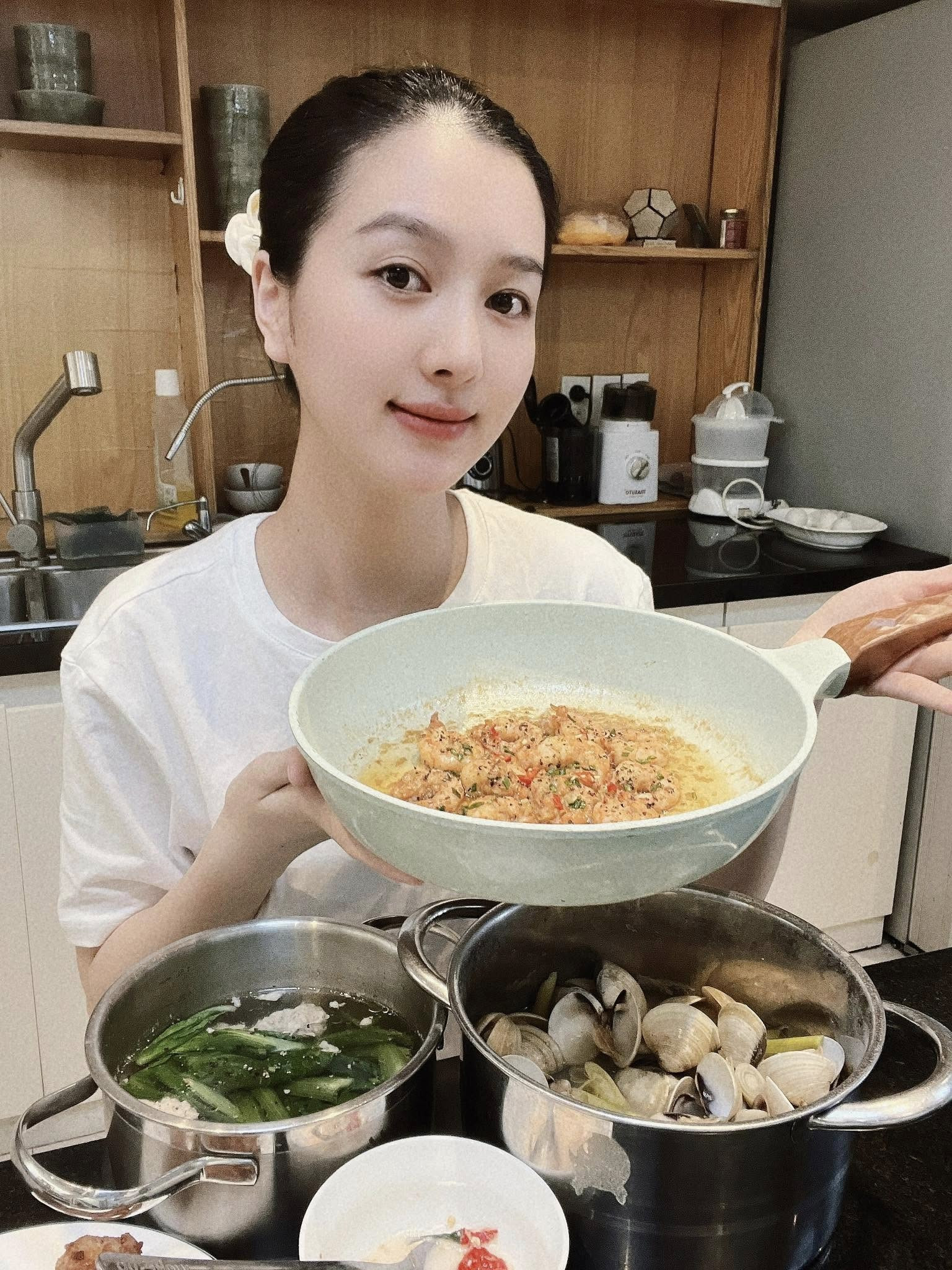 Vợ kém 17 tuổi của Hồ Quang Hiếu: 'Sau khi có con, anh ấy bỏ quên mình luôn'